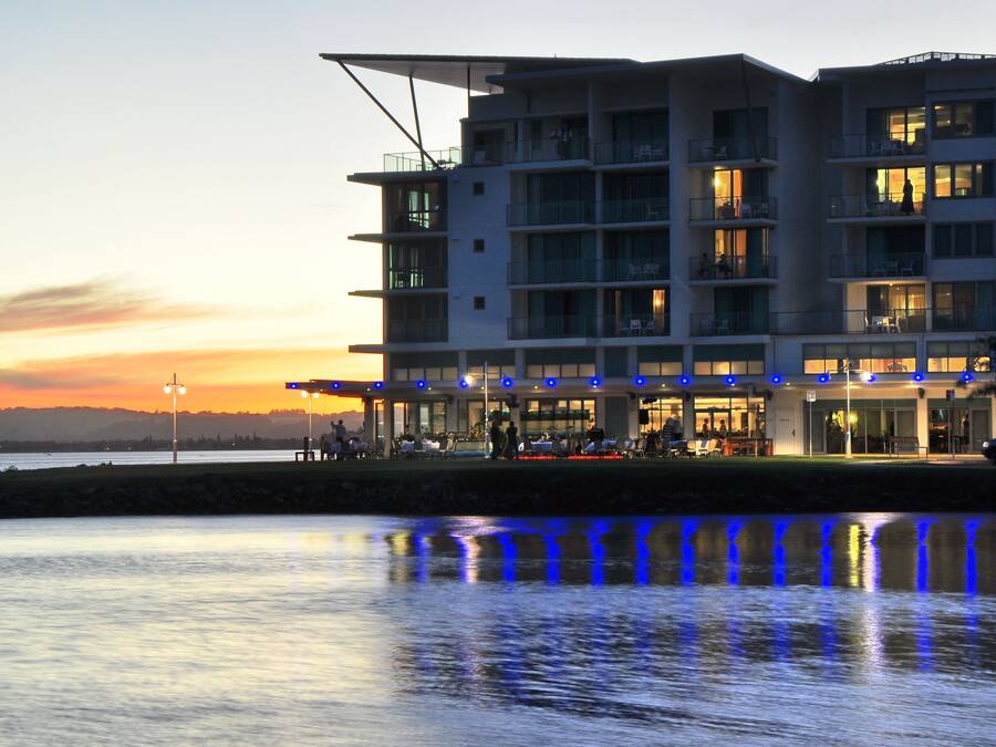 Fachada do alojamento (tarde/noite)