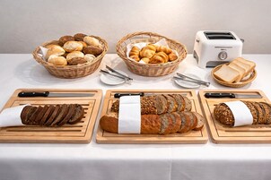 Café da manhã com buffet todos os dias (CHF 15.00 por pessoa) 
