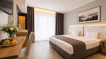 Quarto casal, vista para a montanha | Roupas de cama antialérgicas, cofres nos quartos, escrivaninha
