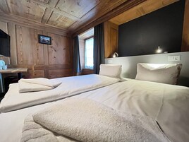 Doppelzimmer historisch | Roupa hipoalergénica, cofre no quarto, com decoração personalizada 