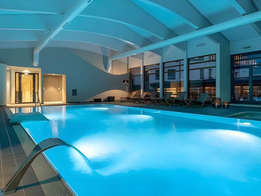 3 piscinas interiores, piscina exterior, espreguiçadeiras