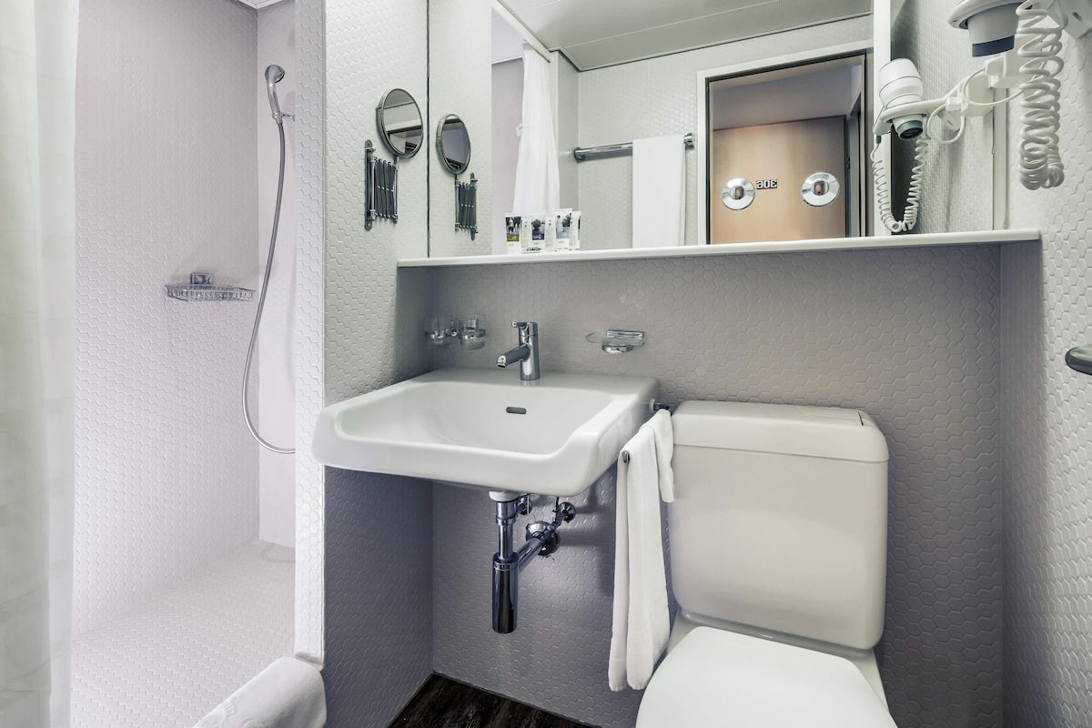 Minibar grátis, cofre no quarto, secretária, cortinas/cortinados opacos
