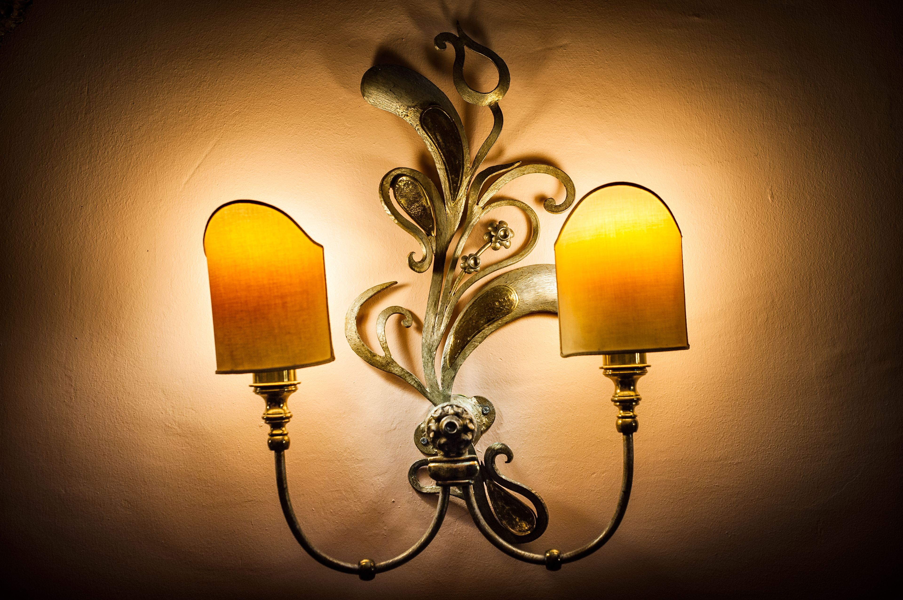 Luminária de parede com duas lâmpadas.