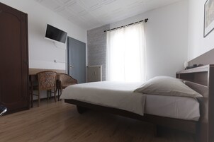 Quarto casal | Cofres nos quartos, escrivaninha, ferros/tábuas de passar roupa