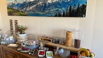 Café da manhã com buffet grátis todos os dias