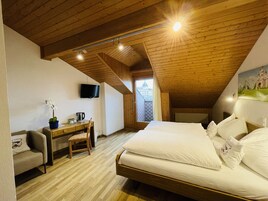 Quarto Duplo (attic) | 1 quarto, cofre no quarto, secretária