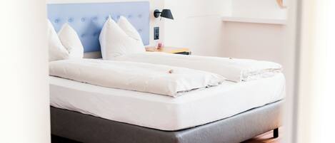 Minibar, cofre com capacidade para portátil, secretária