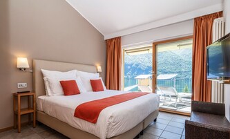 Suíte panorâmica, terraço, vista para o lago | Vista do quarto
