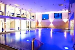 Piscina interior, espreguiçadeiras