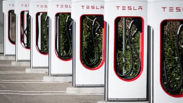 Uma fileira de estações de carregamento para veículos elétricos Tesla.