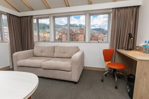 Suíte júnior, 1 cama King | Edredons de pluma, cofres nos quartos, escrivaninha, berços grátis