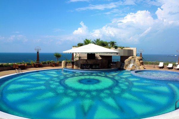 Piscina interior, piscina exterior, toldos (sobretaxa)