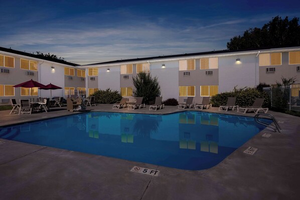 Piscina exterior sazonal 