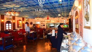 Pequeno-almoço tipo buffet diário (4.5 KWD por pessoa)