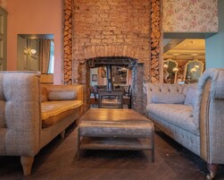 2 restaurantes, com serviço de café da manhã e almoço; comida saudável