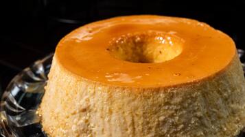 Um pudim de caramelo sobre um prato de vidro.