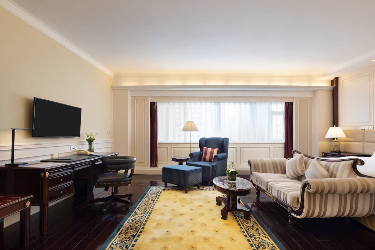Suíte estúdio júnior, 1 cama King, acesso ao Club Lounge | Roupas de cama premium, edredons de pluma, cofres nos quartos