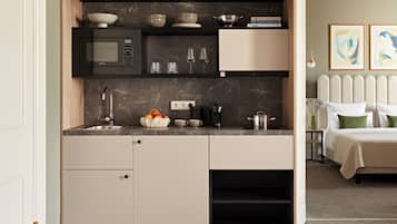 Suite Familiar | Cozinha privada | Uma máquina de café expresso, uma cafeteira/bule, uma chaleira elétrica