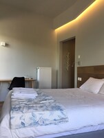 Cofres nos quartos, escrivaninha, cortinas blackout