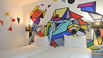 Quarto Standard, 2 camas individuais | Cofre no quarto, secretária, cortinas/cortinados opacos