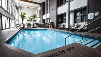 Piscina interior, espreguiçadeiras