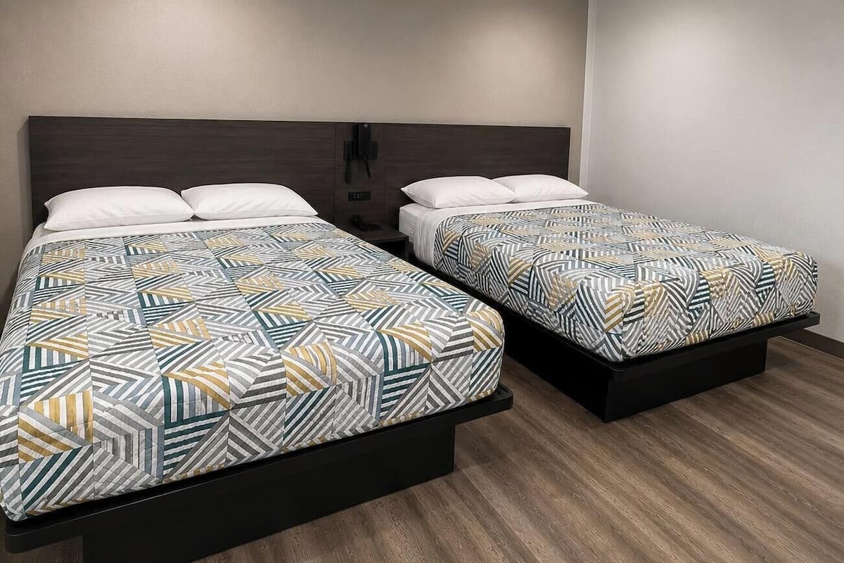 Quarto Deluxe, 2 camas de casal, não fumadores, frigorífico e micro-ondas | Wi-fi grátis, roupa de cama fornecida