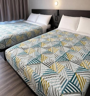 Quarto Deluxe, 2 camas de casal, não fumadores, frigorífico e micro-ondas | Wi-fi grátis, roupa de cama fornecida 