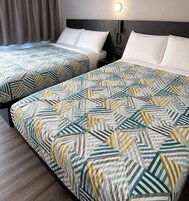 Quarto Deluxe, 2 camas de casal, não fumadores, frigorífico e micro-ondas | Wi-fi grátis, roupa de cama fornecida