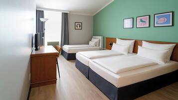 Quarto standard, 3 camas de solteiro | Cofres nos quartos, escrivaninha, cortinas blackout