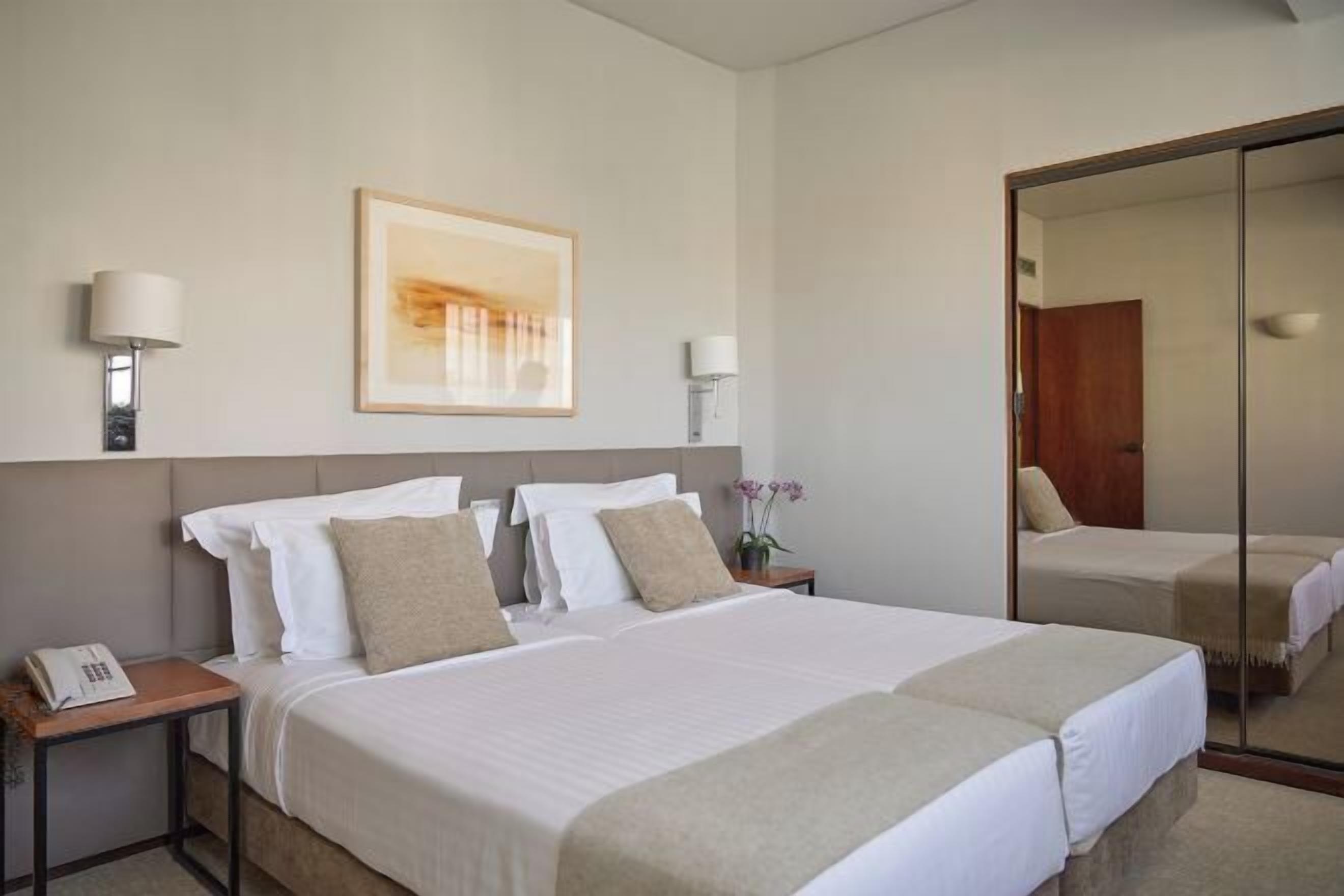 Minibar, cofre com capacidade para portátil, cortinas/cortinados opacos 