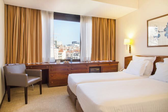Minibar, cofre com capacidade para portátil, cortinas/cortinados opacos 