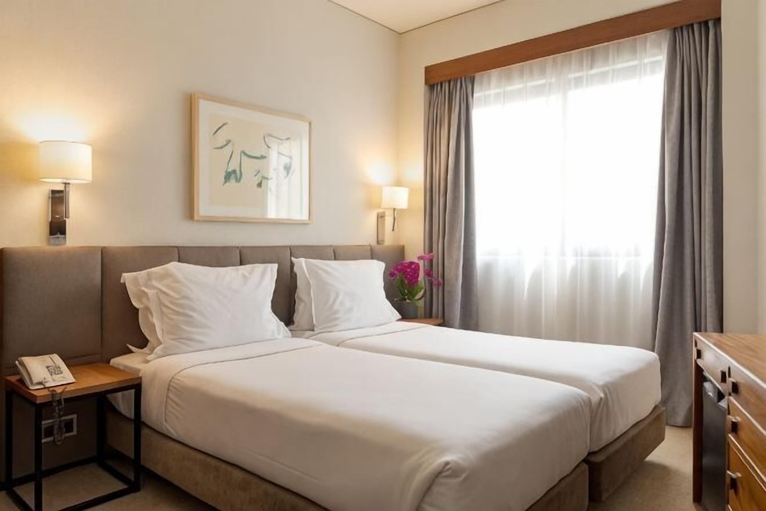 Minibar, cofre com capacidade para portátil, cortinas/cortinados opacos 