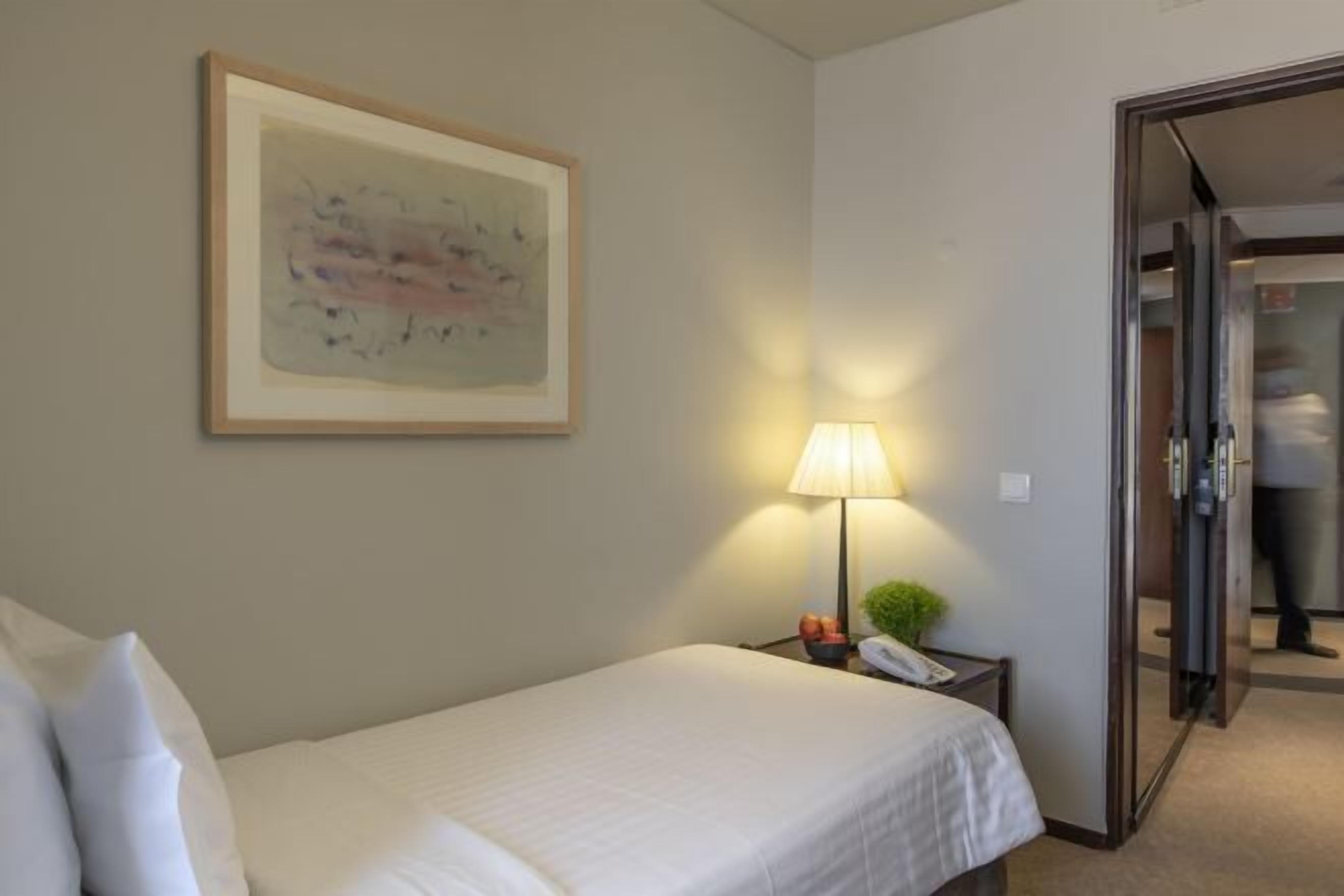 Minibar, cofre com capacidade para portátil, cortinas/cortinados opacos 