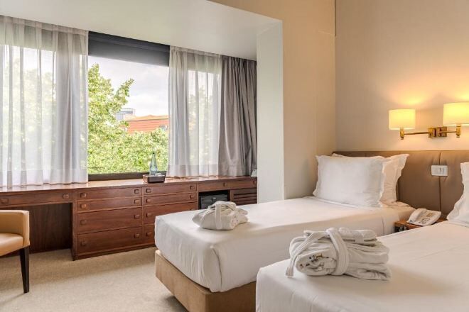Minibar, cofre com capacidade para portátil, cortinas/cortinados opacos 