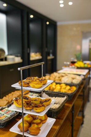 Pequeno-almoço tipo buffet diário mediante uma taxa 