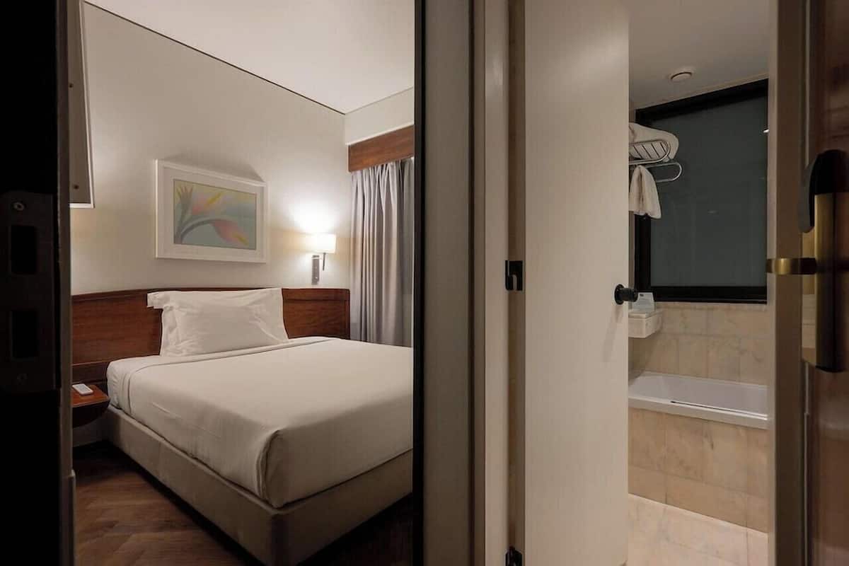 Frigobar, cofres nos quartos, cortinas blackout, quartos à prova de som