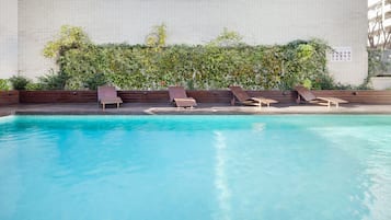 Piscina exterior sazonal, espreguiçadeiras