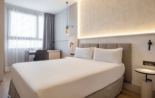 Quarto casal premium | Cofres nos quartos, escrivaninha, espaço de trabalho para notebook