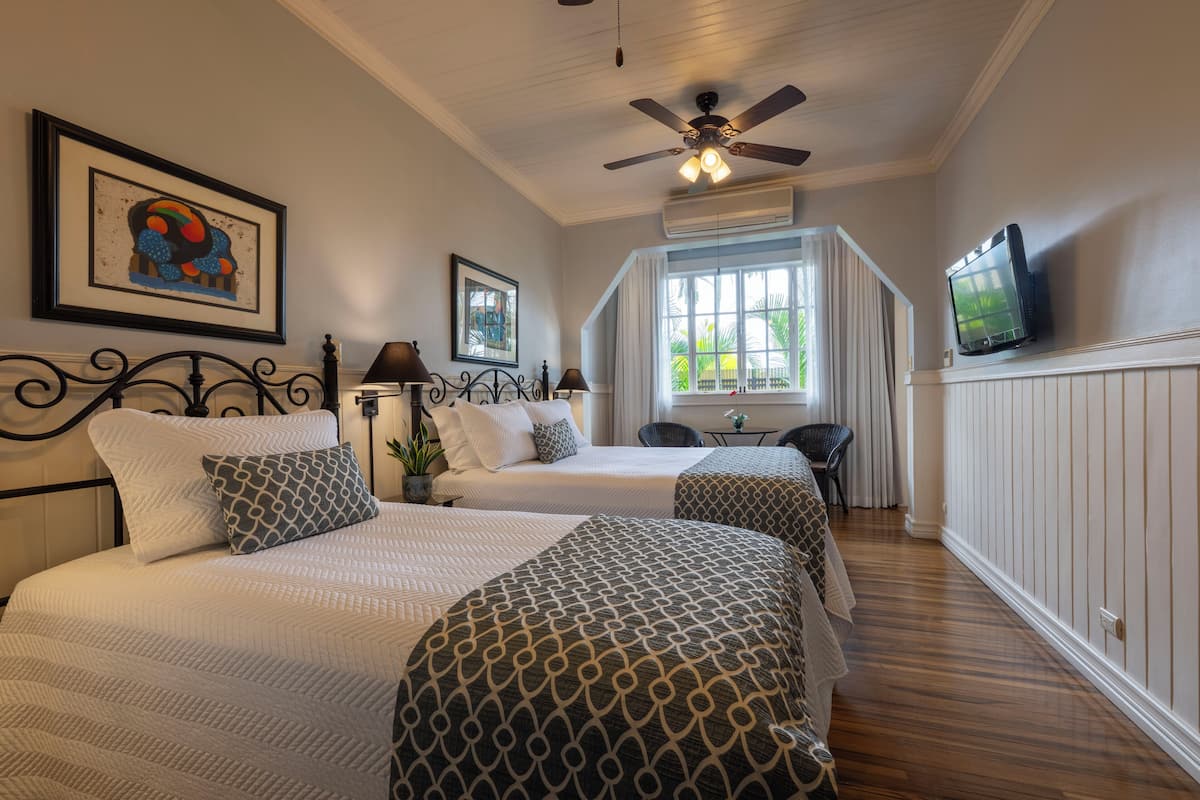 Suite Familiar, várias camas | Roupa de alta qualidade, camas de colchão pillowtop, minibar