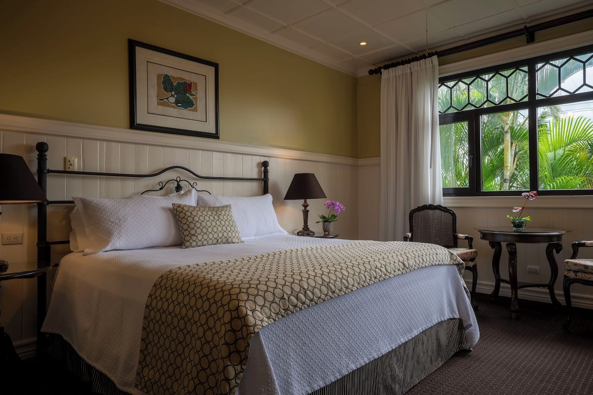 Quarto Deluxe, 1 cama king-size | Roupa de alta qualidade, camas de colchão pillowtop, minibar