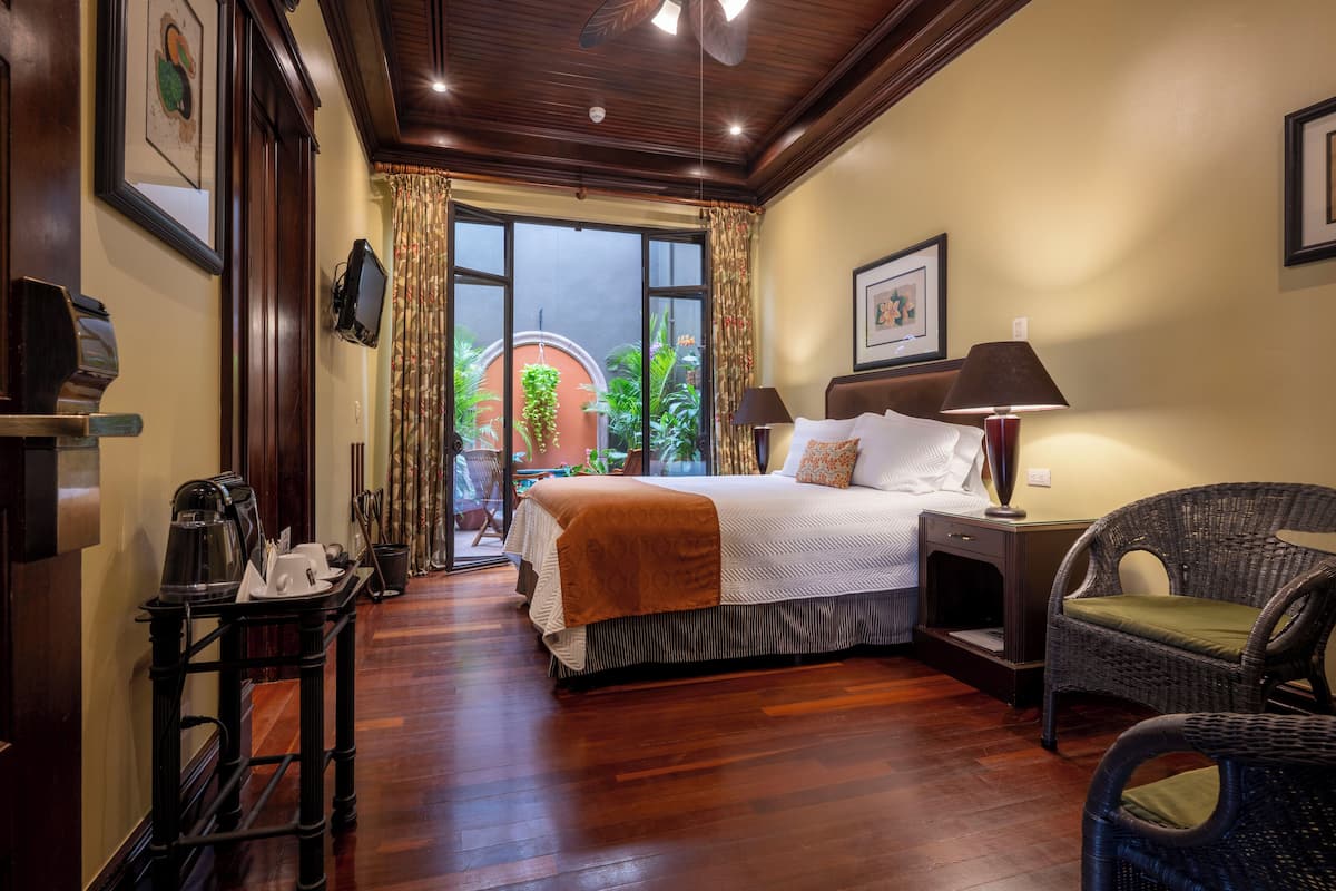 Quarto Deluxe, 1 cama queen-size, pátio | Vista do quarto