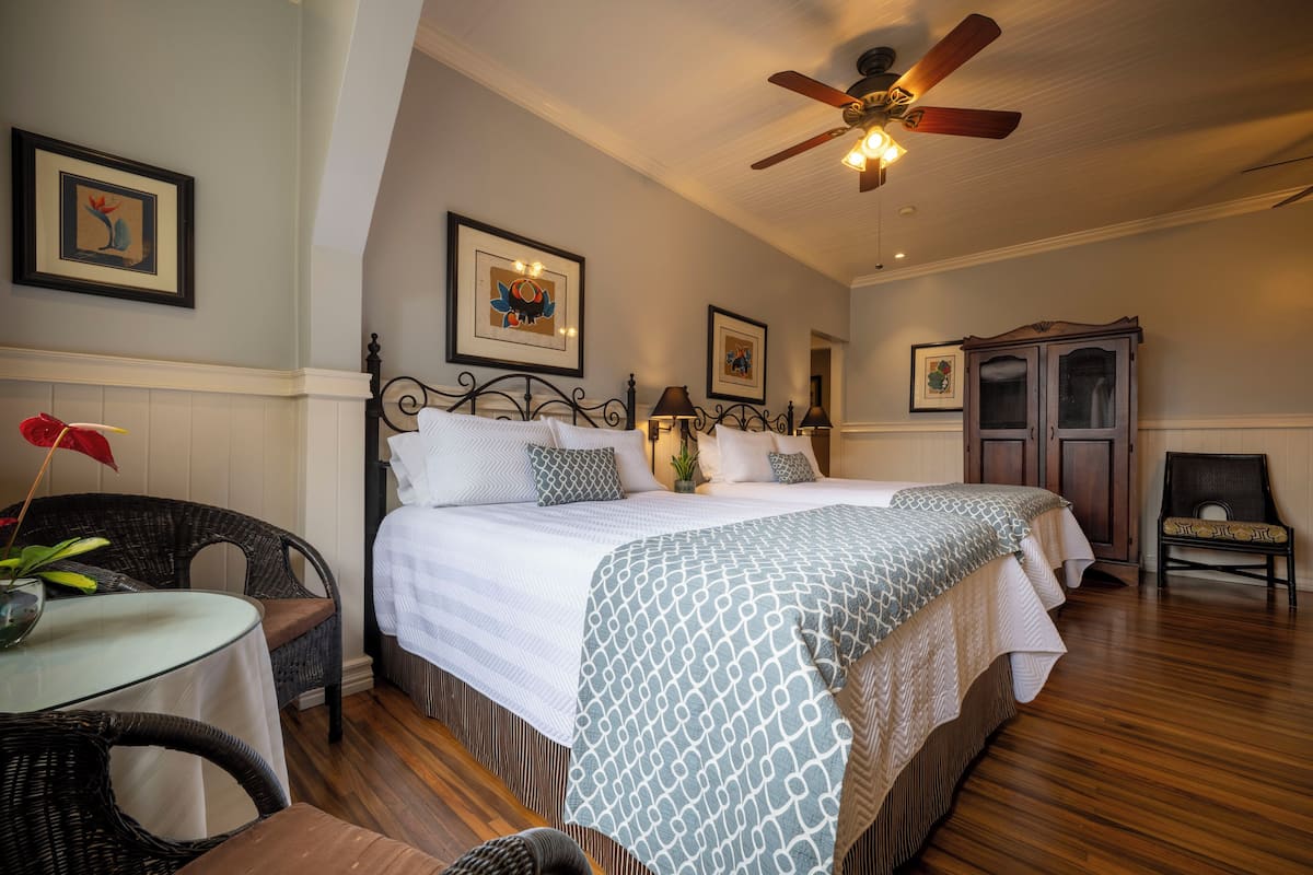 Quarto Deluxe, 2 camas queen-size | Roupa de alta qualidade, camas de colchão pillowtop, minibar