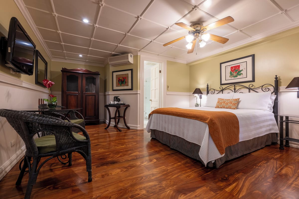 Quarto Superior, 1 cama queen-size | Roupa de alta qualidade, camas de colchão pillowtop, minibar