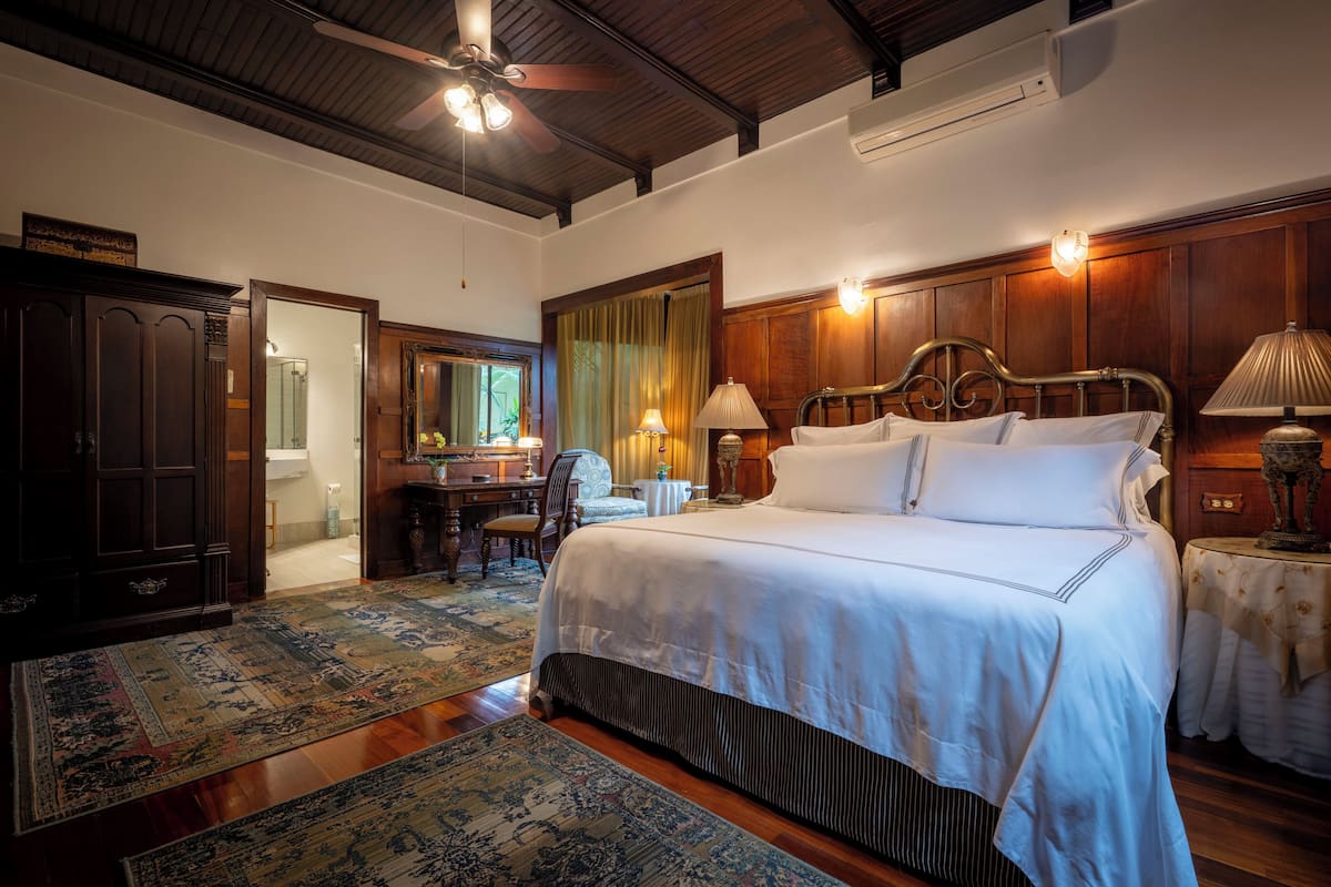 Suite, 1 cama king-size | Roupa de alta qualidade, camas de colchão pillowtop, minibar