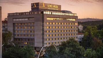 Um hotel grande, com vários andares, com uma placa de destaque que diz