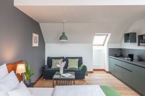 Suíte estúdio júnior, cozinha americana | Roupas de cama antialérgicas, frigobar, cofres nos quartos, escrivaninha