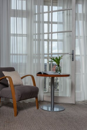 Quarto casal luxo | Roupas de cama antialérgicas, frigobar, cofres nos quartos, escrivaninha