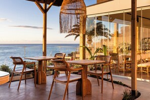2 restaurantes, almoços servidos 