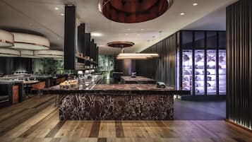 2 restaurantes, café da manhã, culinária internacional