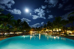 2 piscinas exteriores, espreguiçadeiras 